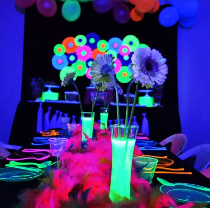 Glam Up Home Party na May Neon Signs 6425_1