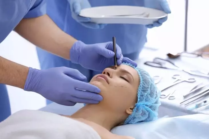 Meriv çawa bi Rhinoplasty pozek dagirtî rast dike - Rêbernameya 2022 6519_2