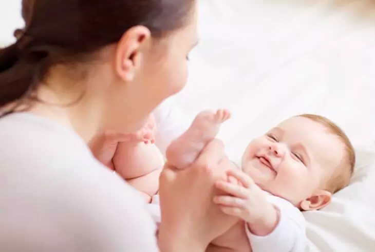 Täze doglan bäbeklere sowgat bermek üçin käbir üýtgeşik we peýdaly zatlary öwreniň 6521_1