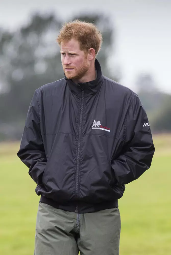 25 Awọn iṣẹlẹ nibiti Prince Harry dabi pe o nilo ohun mimu lile kan 67156_11