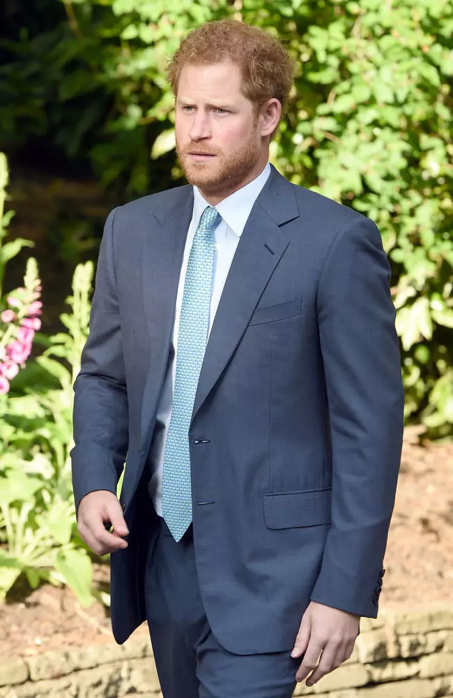 25 Awọn iṣẹlẹ nibiti Prince Harry dabi pe o nilo ohun mimu lile kan 67156_21