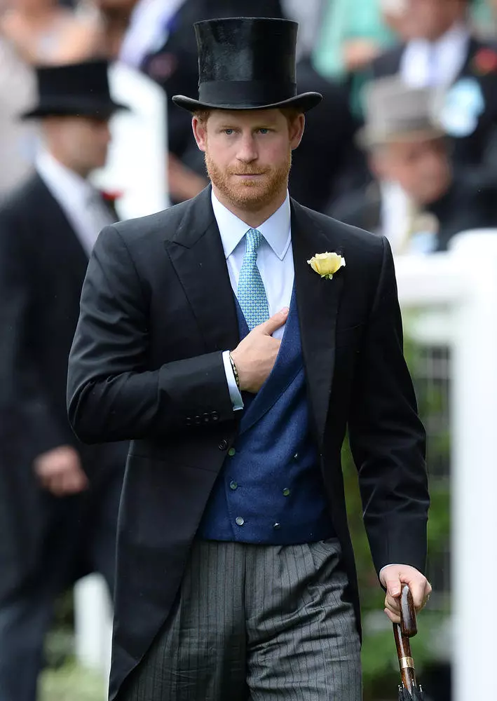 25 Awọn iṣẹlẹ nibiti Prince Harry dabi pe o nilo ohun mimu lile kan 67156_22