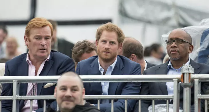 25 Awọn iṣẹlẹ nibiti Prince Harry dabi pe o nilo ohun mimu lile kan 67156_24