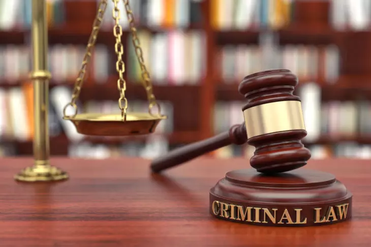 Criminalинаять оборонасы өчен адвокатны кайчан эшкә алырга 673_7
