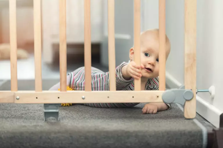 Conseils d'experts pour choisir la barrière pour bébé la plus sûre