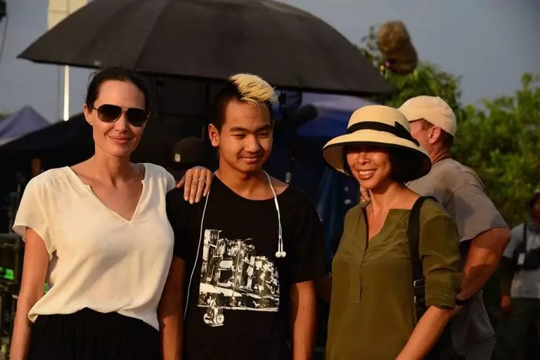 Angelina Jolie ၏ကွာရှင်းမှုသည်သူမ၏သား Maddox နှင့်ပိုမိုနီးကပ်စေခဲ့သည်။ 6906_2