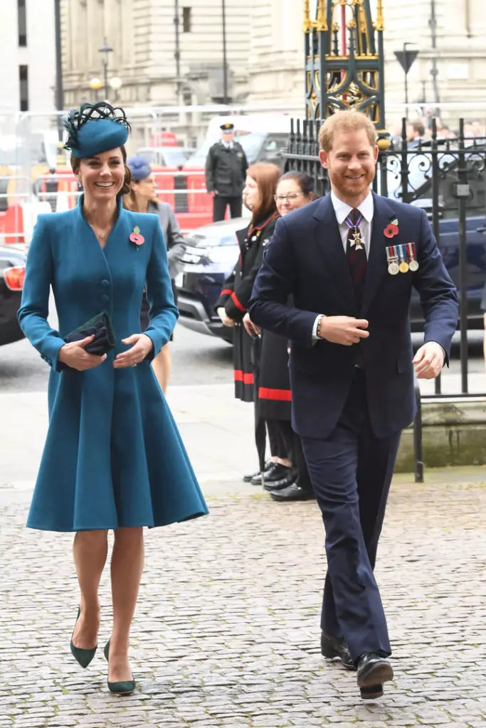 Kate Middleton och prins Harry har leende ansikten efter ett besvärligt möte 70046_1