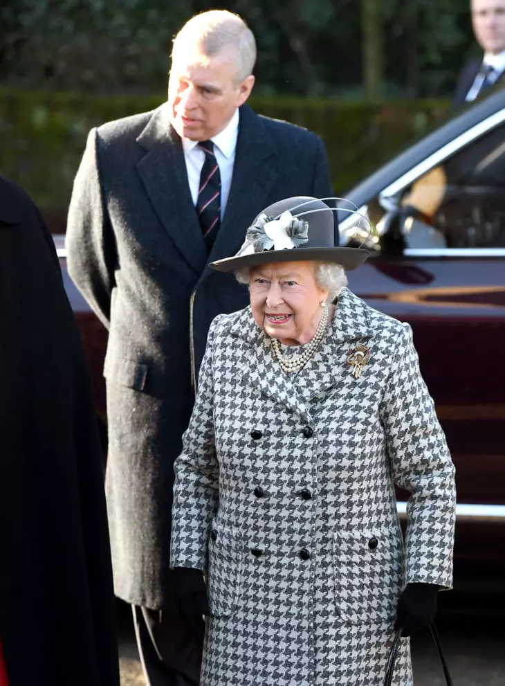 Prince Andrew Anatsagana ndi Amayi ake, Mfumukazi Elizabeth Ii ku Tchalitchi 7059_1