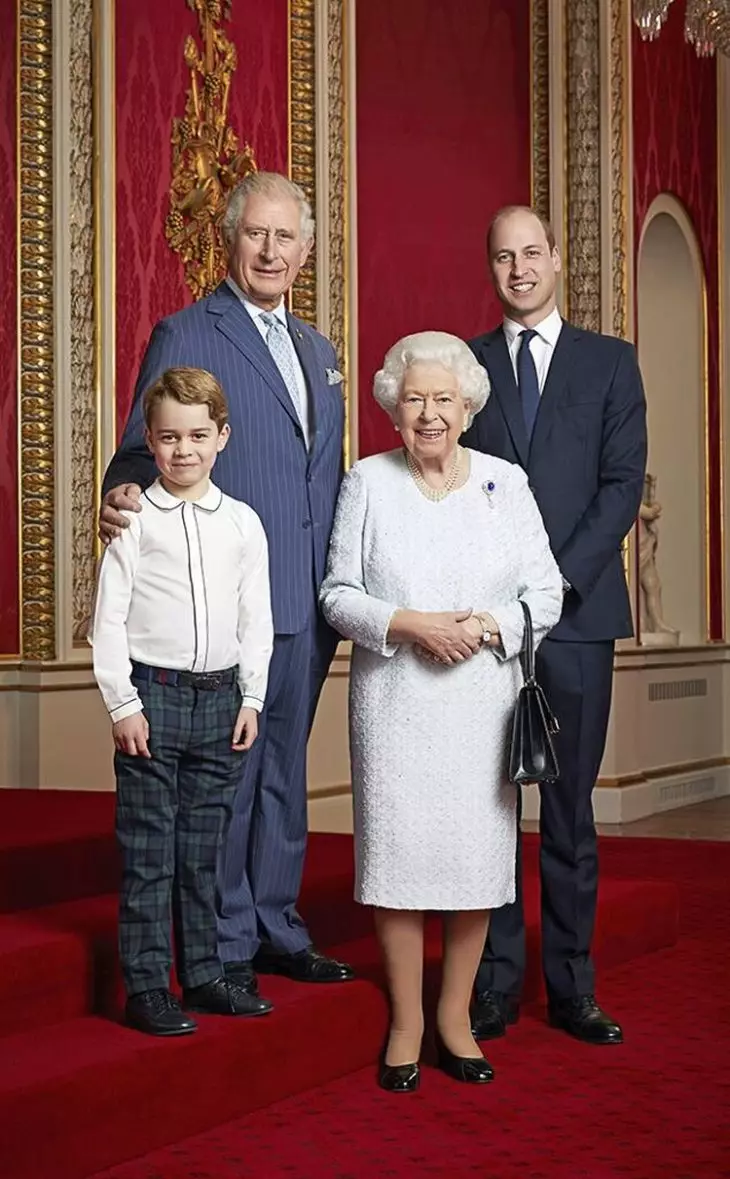 Potret Tahun Baru Ratu Elizabeth Dengan Tiga Generasi Pewaris Tahta 7062_1