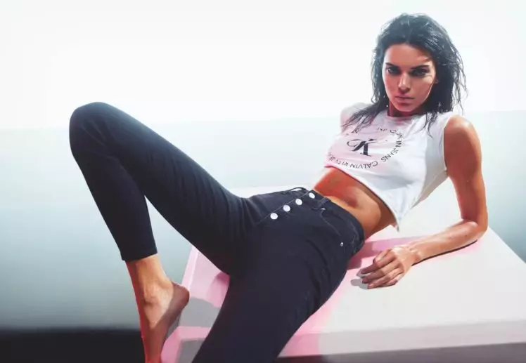 Nindot tan-awon si Kendall Jenner sa usa ka Bag-ong Kampanya sa Calvin Klein 7066_2