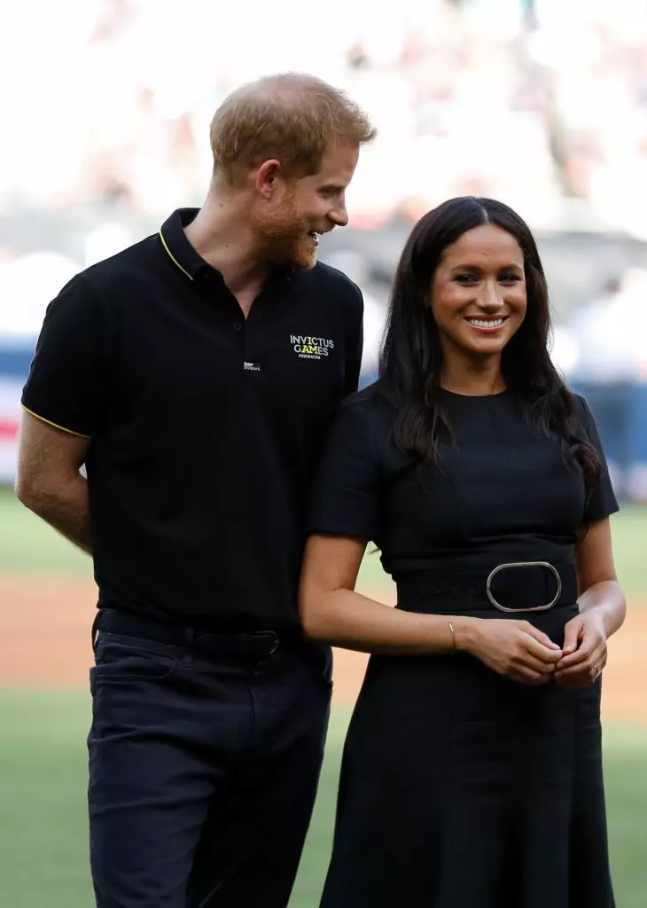 Cén fáth a bhfuil Meghan Markle agus an Prionsa Harry ag imeacht ón teaghlach ríoga 7183_1