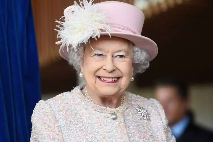 Erzsébet királynő különbséget tesz Eugenie hercegnő és Meghan Markle között? 7245_2