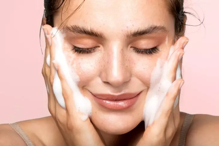 5 λόγοι για τους οποίους πρέπει να ενυδατώνετε το δέρμα σας κάθε μέρα 725_3