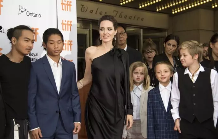 Da li Angelina Jolie zaista poziva Brada Pitta za Dan zahvalnosti? 7572_1