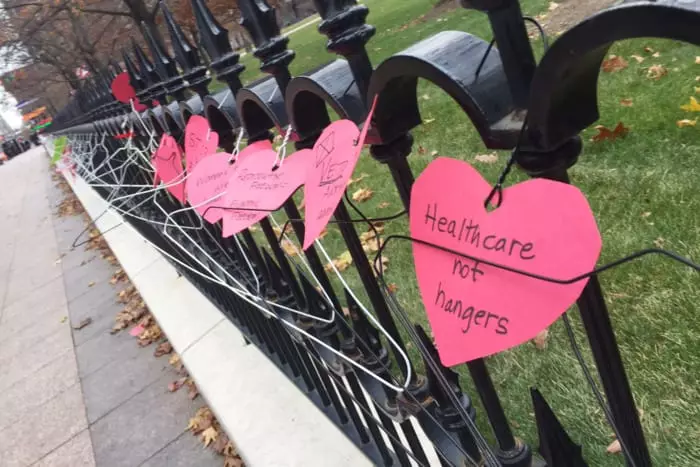Femeile (și bărbații) devin creative pentru a protesta împotriva proiectului de lege a avortului din „bătăile inimii” din Ohio 757_1
