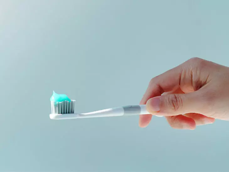 તમારા દાંતની સંભાળ રાખવા માટે 5 યોગ્ય તકનીકો 78_2