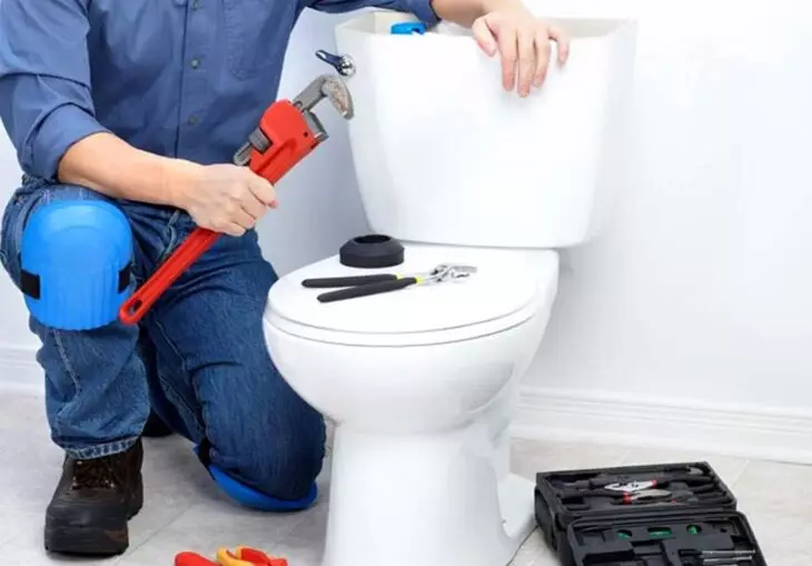 DIY Plumbing VS Nyewa Tukang Ledeng Profesional - Pros lan Cons 950_14