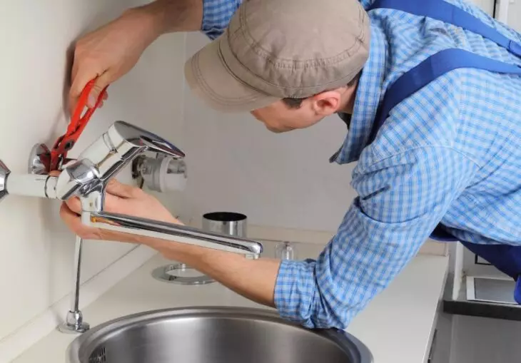 DIY Plumbing VS Professional Plumber တစ်ဦးကို ငှားရမ်းခြင်း - အားသာချက်များနှင့် အားနည်းချက်များ 950_15