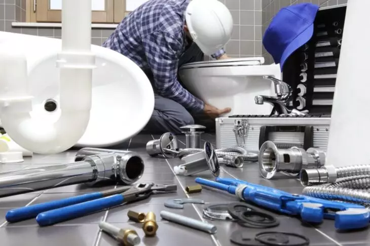 DIY Plumbing VS Nyewa Tukang Ledeng Profesional - Pros lan Cons 950_8