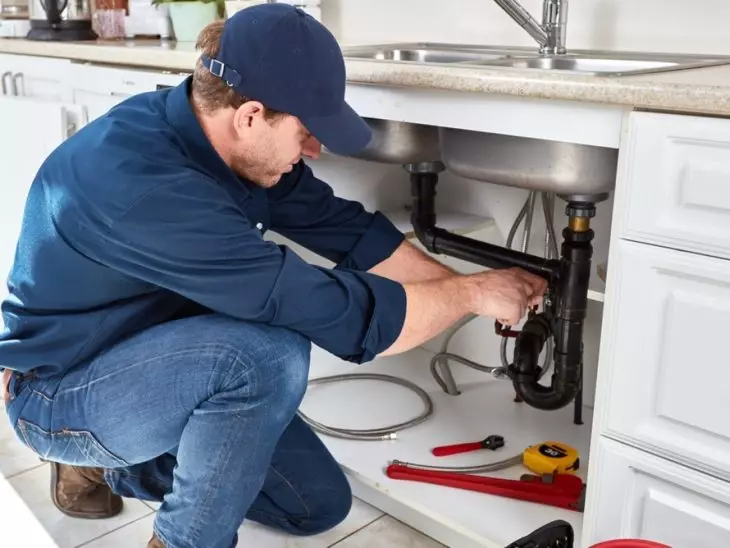 DIY Plumbing VS Professional Plumber တစ်ဦးကို ငှားရမ်းခြင်း - အားသာချက်များနှင့် အားနည်းချက်များ 950_9