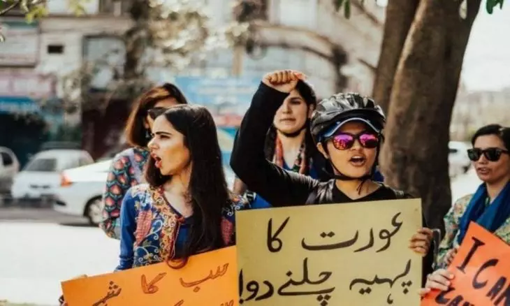 Denna pakistanska aktivist lanserade en kampanj mot trakasserier för kvinnor 9661_1