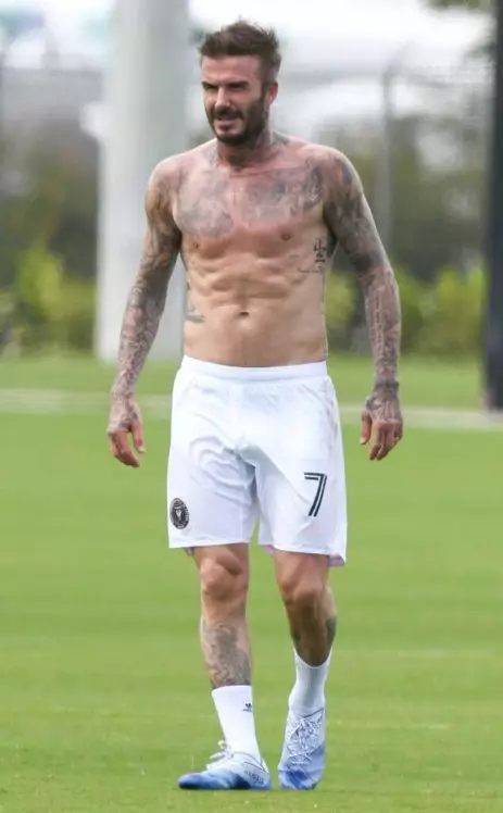 David Beckham ווייַזן זיין אַבס און פאַנס ווערן משוגע 9713_1