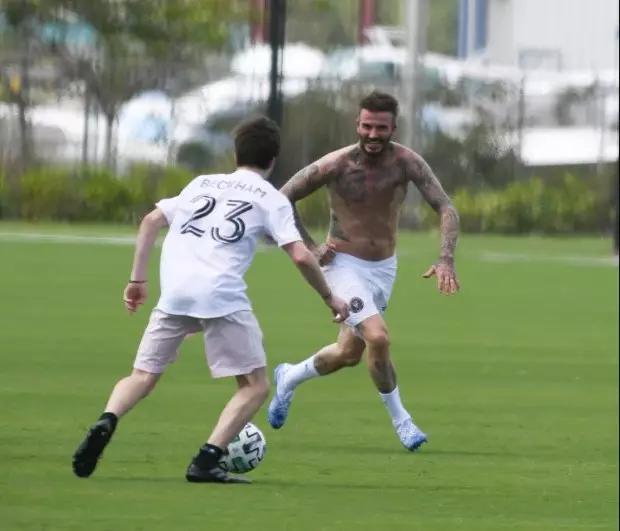 David Beckham ווייַזן זיין אַבס און פאַנס ווערן משוגע 9713_2