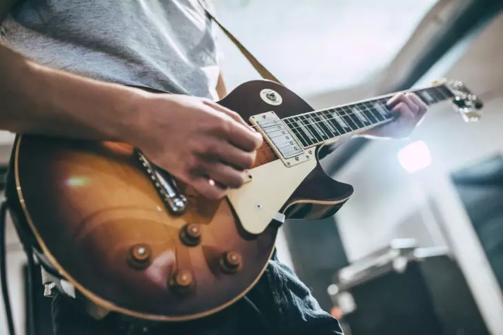 Навчіться грати на рок-гітарі 9774_2